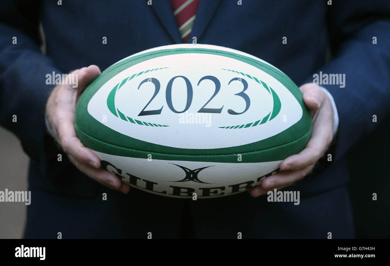 Taoiseach, Enda Kenny, tient une balle de rugby lors du lancement d'une ...