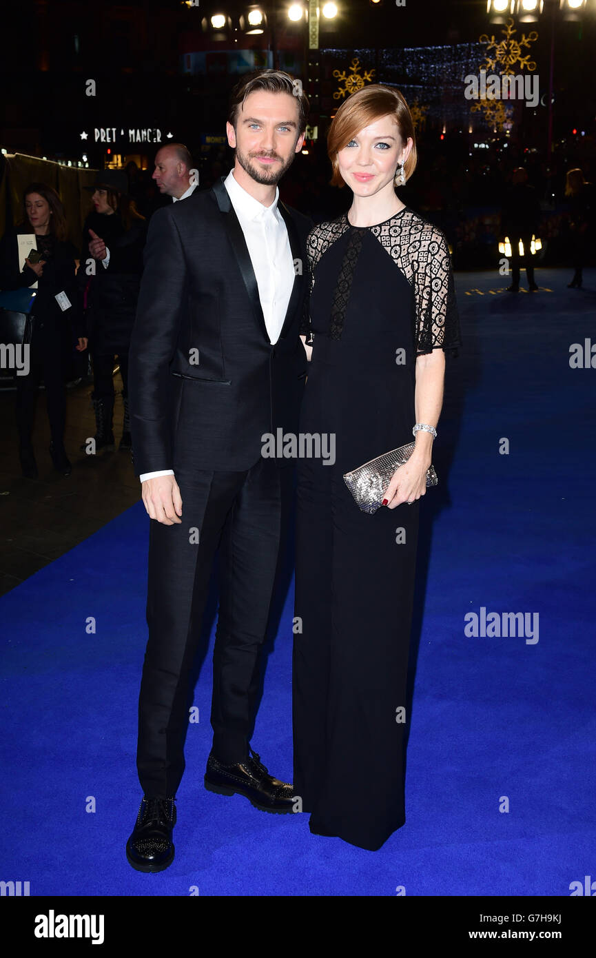 DaN Stevens et sa petite amie Susie Stephen assistent à la première de ...