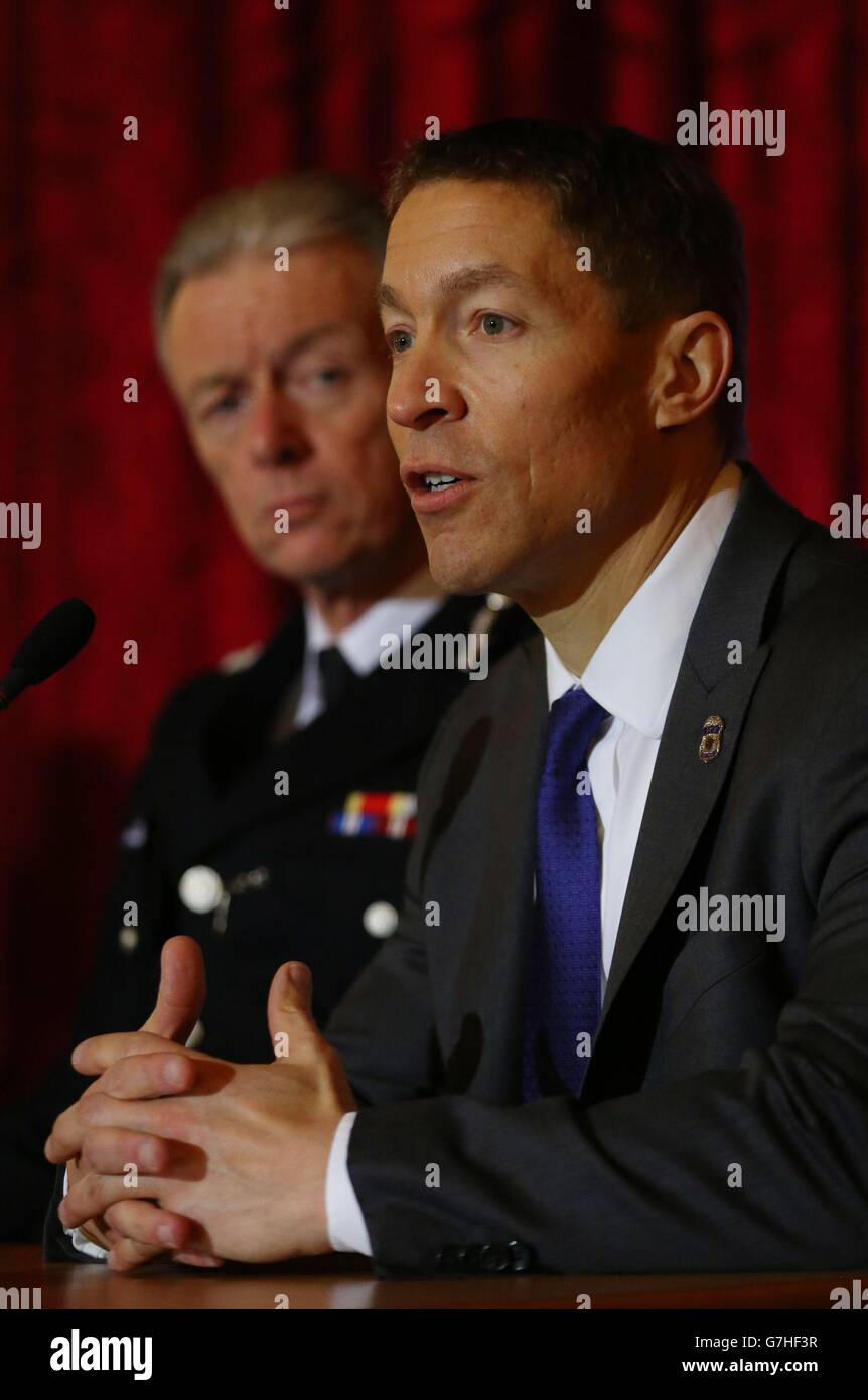 Sir Bernard Hogan-Howe, commissaire de police métropolitaine (à gauche ...