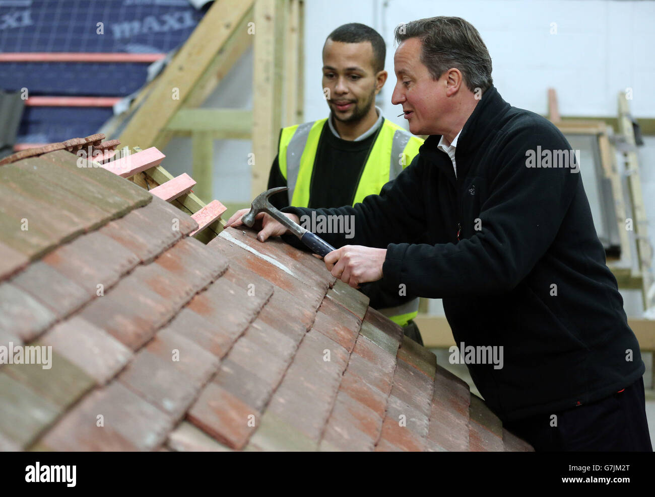 Le Premier ministre David Cameron tient un clou dans ses dents en ...