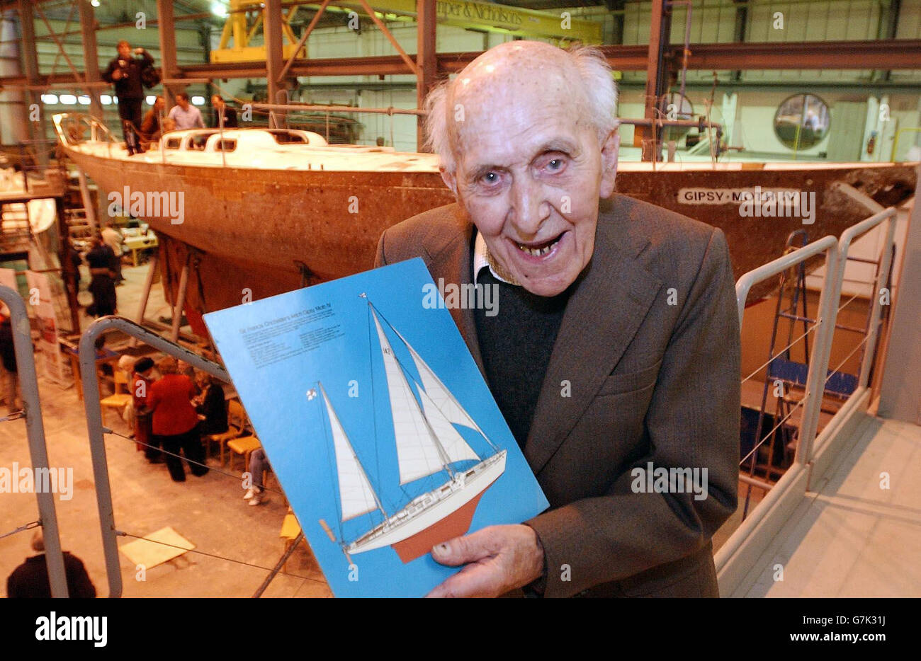 M. Brian Chivers a 98 ans et tient un dessin de Gypsy Moth IV Photo ...