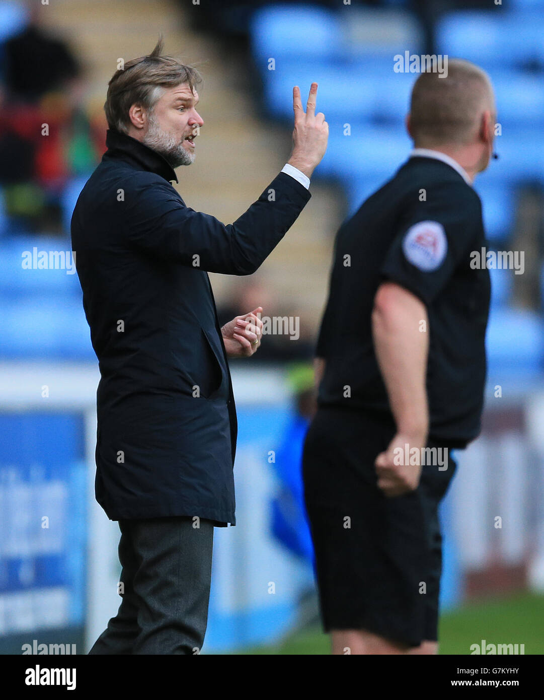 Coventry citys steven pressley fait des gestes sur la ligne de touche ...