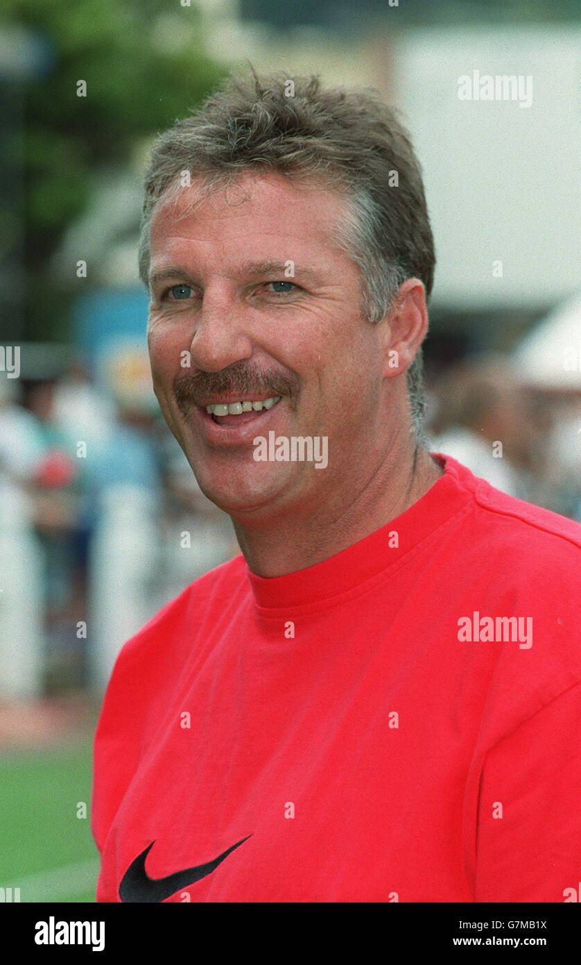 Ian botham avec sa nouvelle coupe de cheveux Banque de photographies et ...