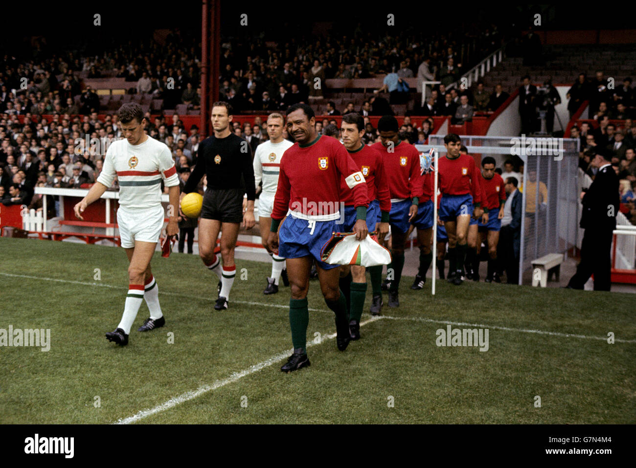 Les deux équipes sortent à Old Trafford avant le match : (l-r) Ferenc ...