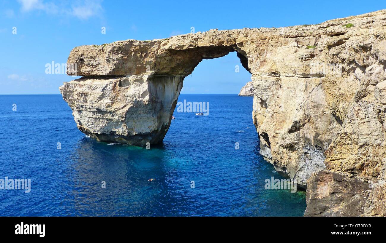 La célèbre Fenêtre d'azur à Malte, une arche de roche qui forme une ...