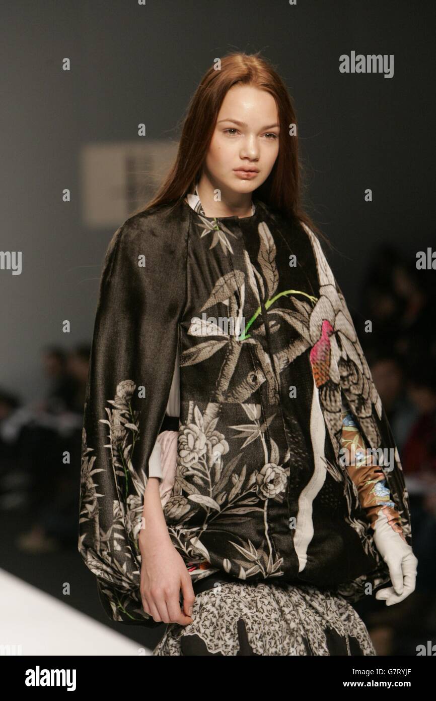 Un modèle porte une création par la gagnante du prix Harrods, Sarah-Ann ...