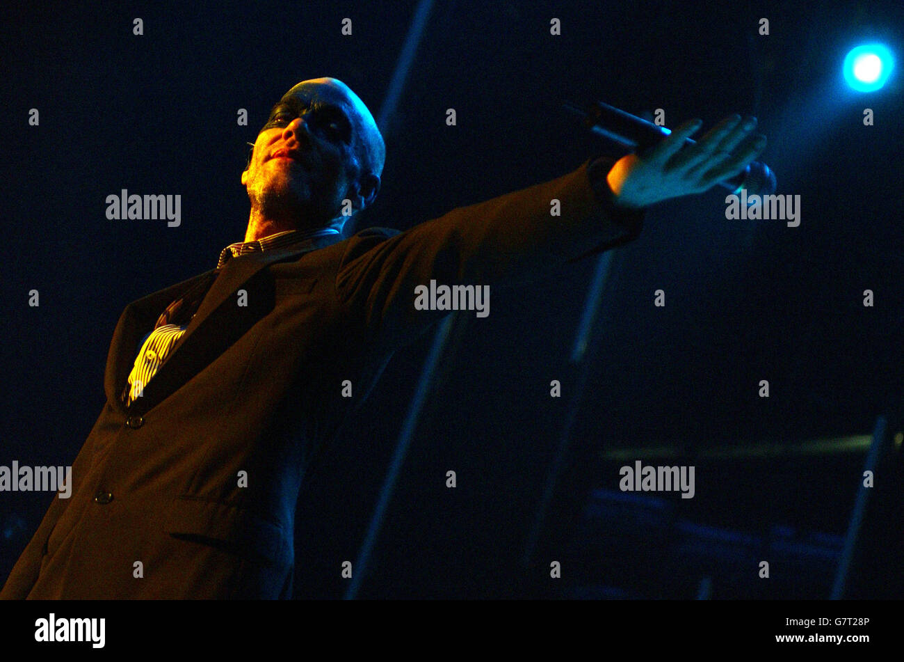 REM concert - Carling Apollo - Hammersmith. Michael Stipe du groupe ...