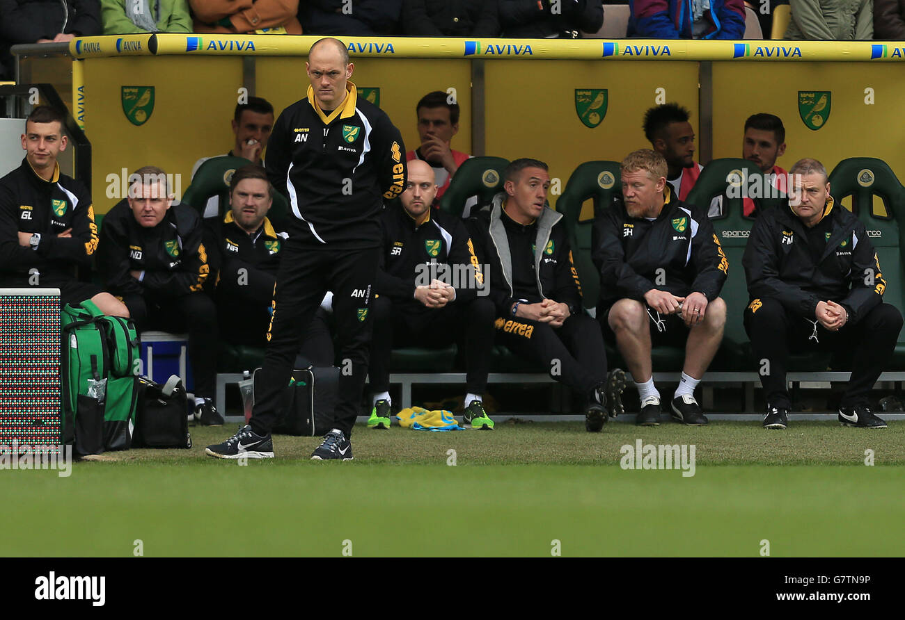Le directeur de la ville de norwich alex neil sur la ligne de touche ...
