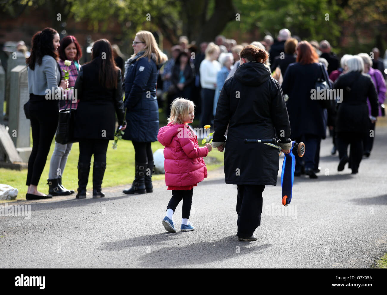 Les membres du public à l'enterrement pour les funérailles d'un bébé ...