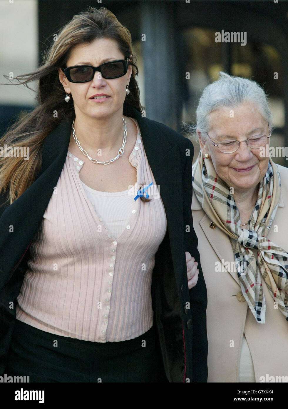 Mary Wragg (à gauche) arrive avec sa mère adoptive Gwendoline Richards ...