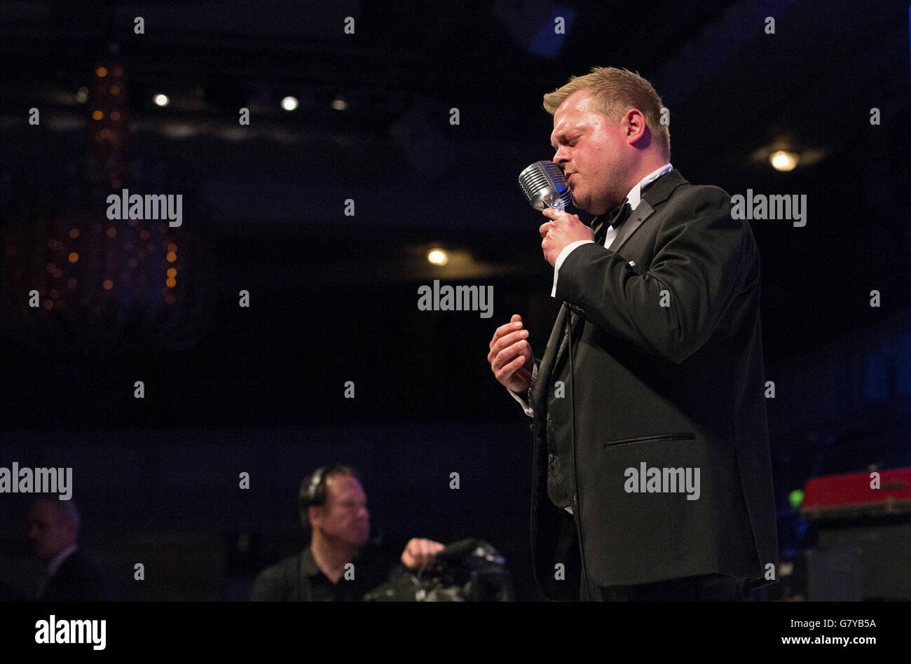Le chanteur steve cole pfa player year awards grosvenor house hotel ...