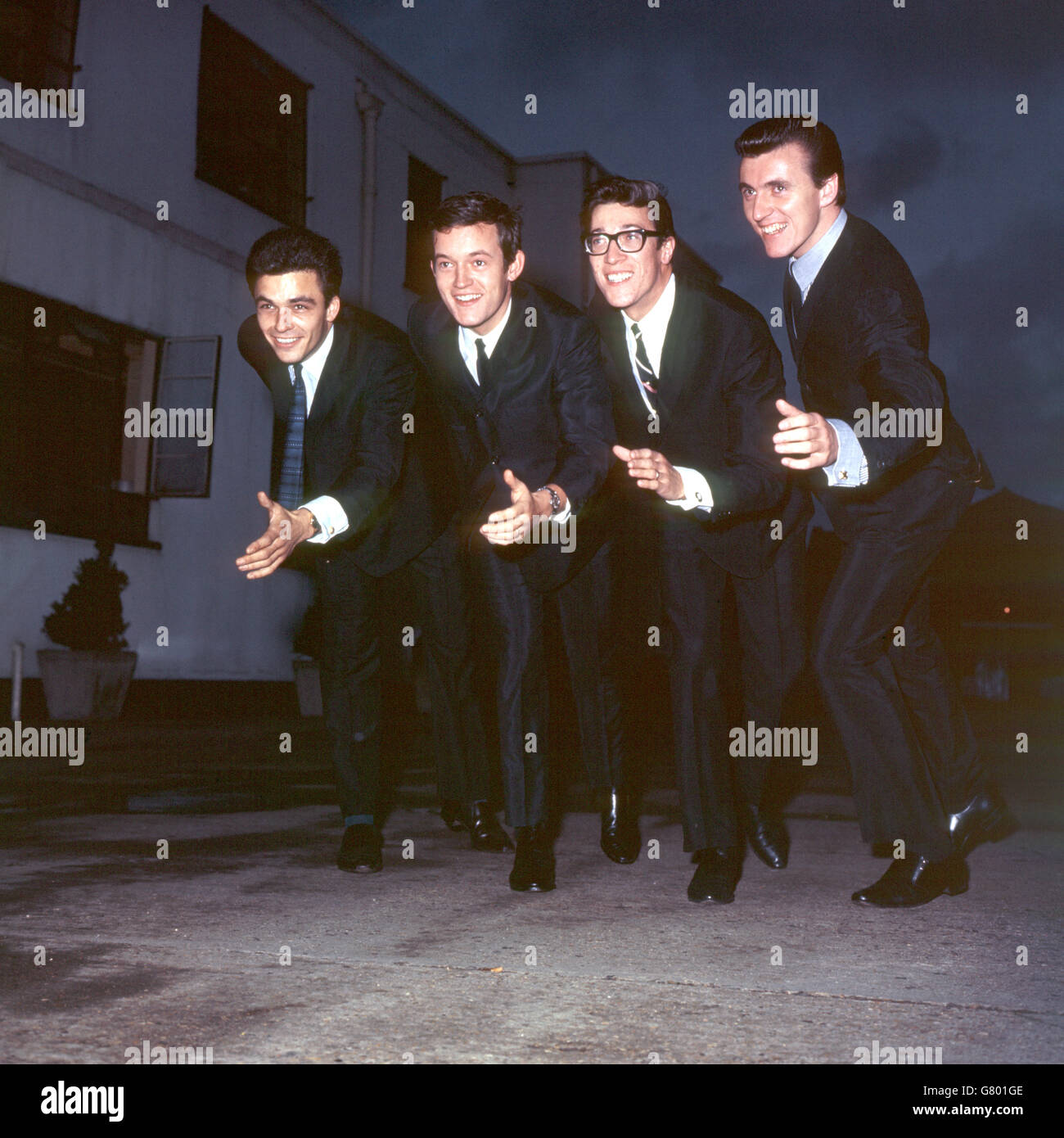 Groupe instrumentaliste 'The Shadows' photographié à Londres. (l-r ...