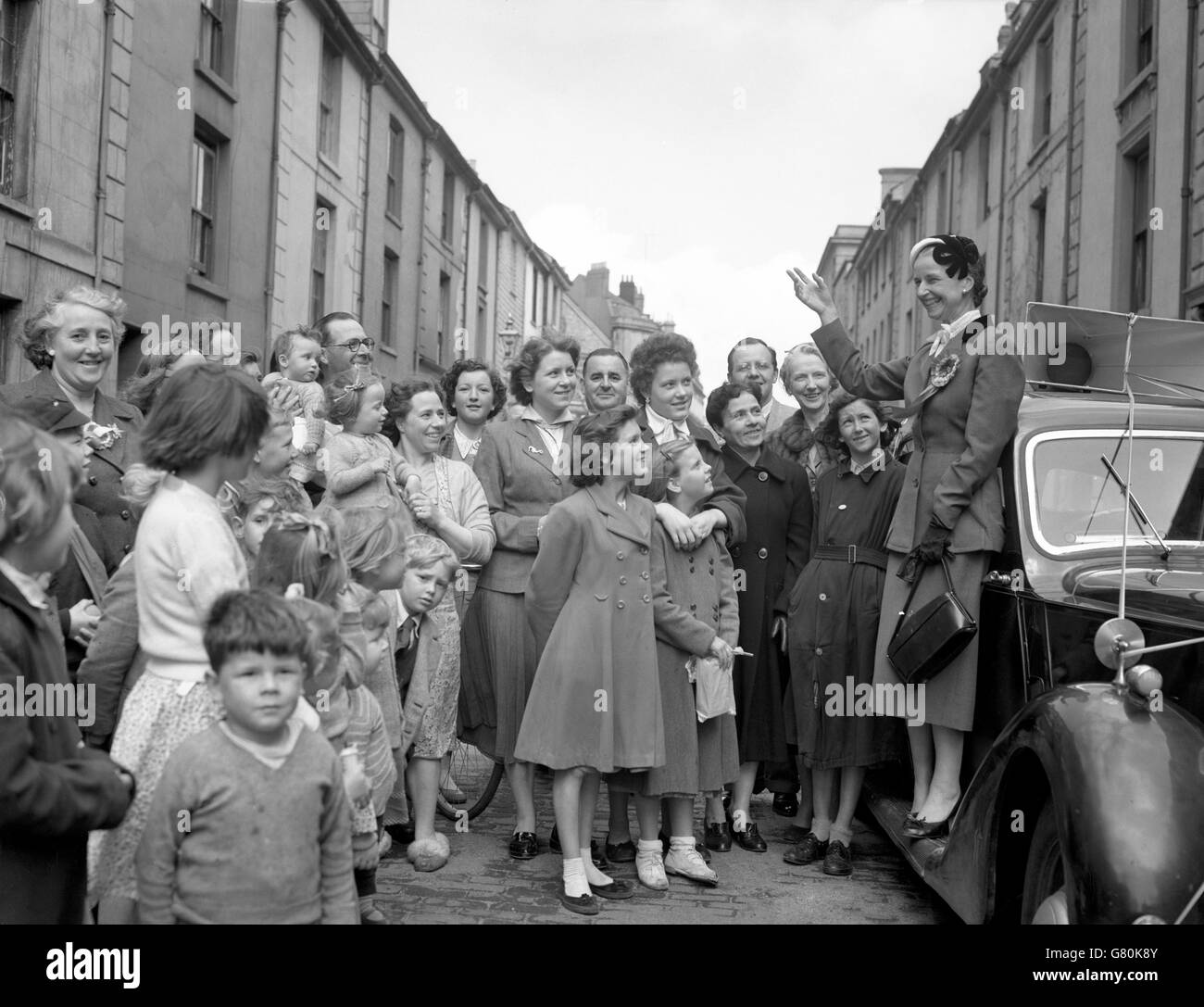 Joan Vickers, 47 ans, visite sa circonscription à Devonport après sa ...