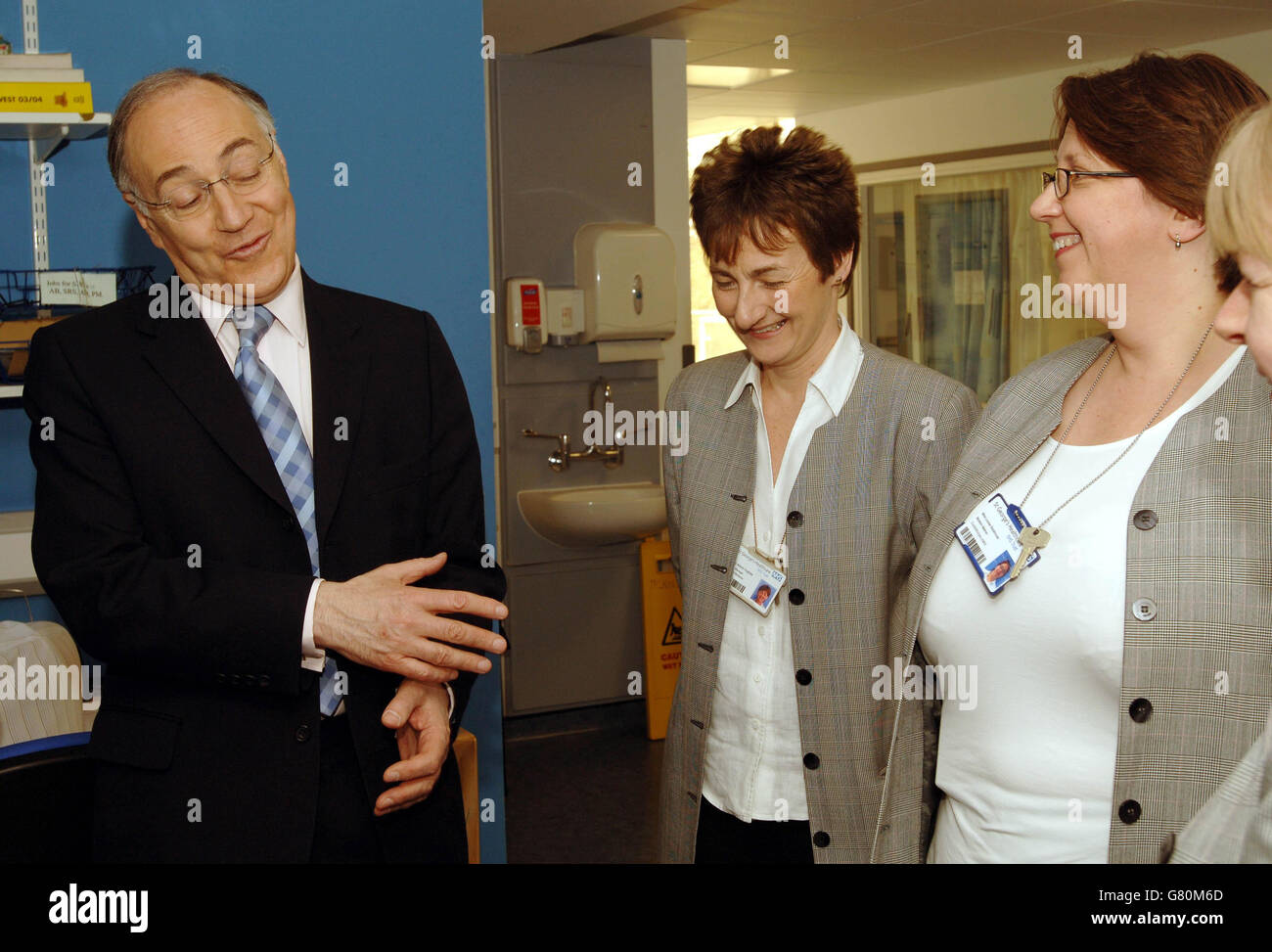 Complimente un groupe de matrones sur leurs uniformes intelligents ...