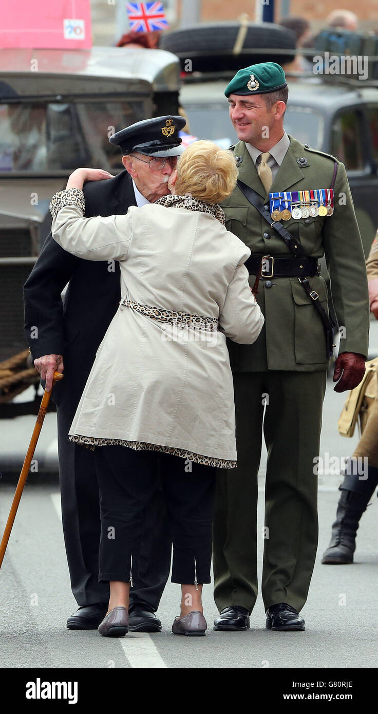 Arthur Taylor, vétéran de Dunkerque, âgé de 94 ans, est embrassé par ...