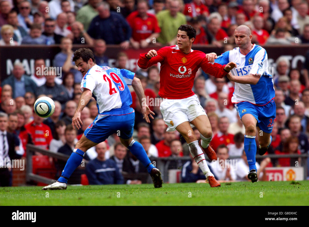 Manchester uniteds cristiano ronaldo et blackburn rovers dominic matteo ...