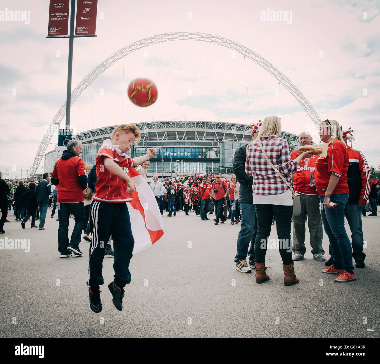 Les fans de middlesbrough arrivant au stade de wembley Banque de ...