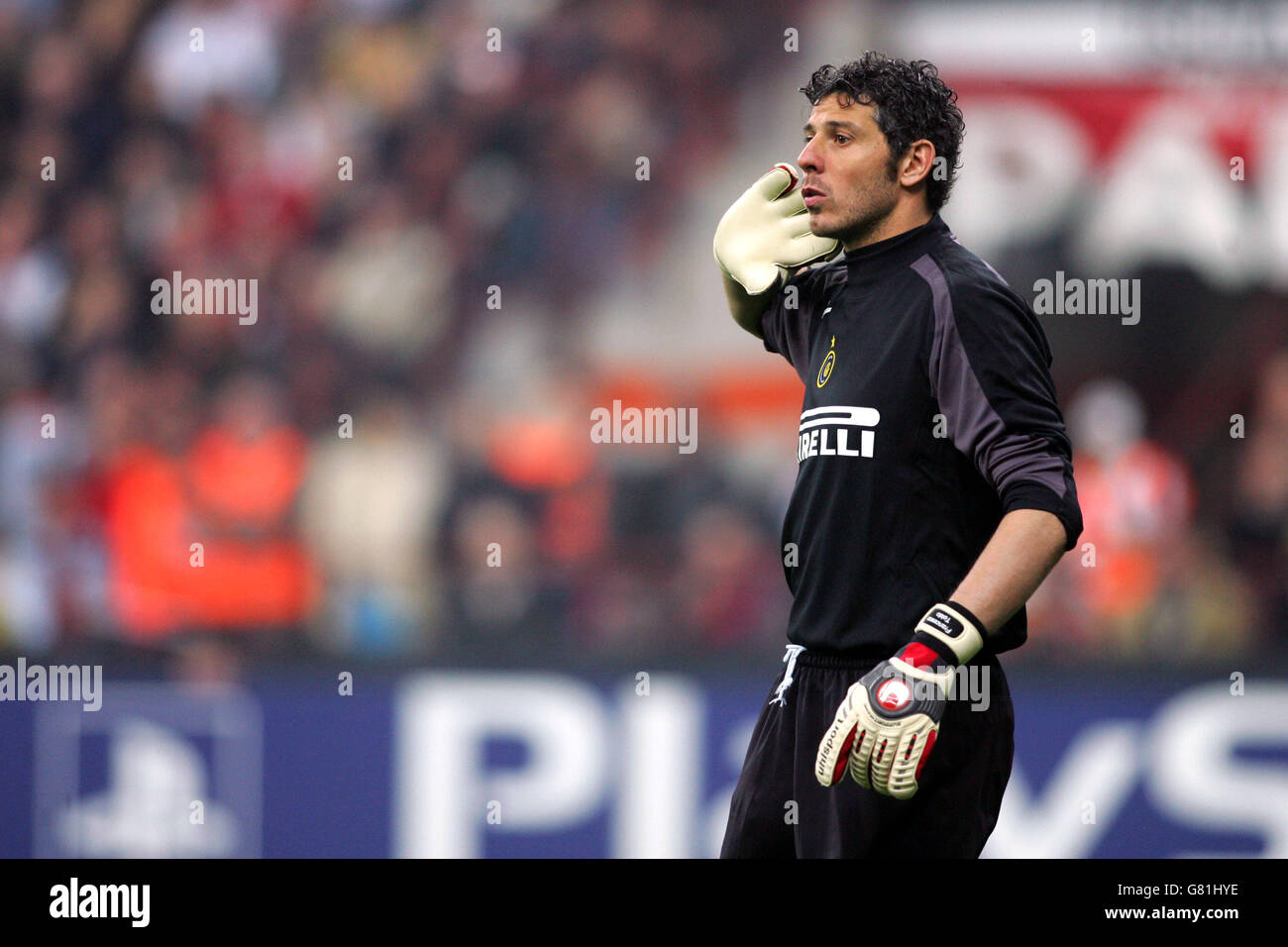 Inter milan goalkeeper francesco toldo Banque de photographies et d’images à haute résolution ...