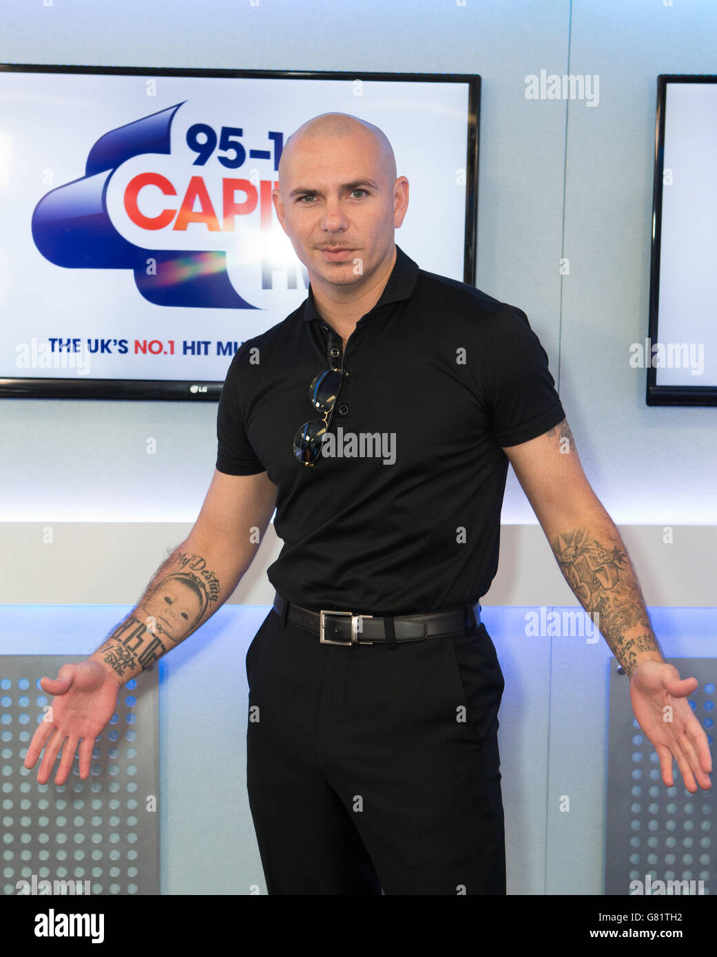 Pitbull pose une photo après une interview au studio Capital FM ...