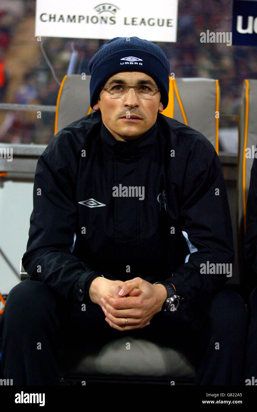 Coach fitness chelseas rui faria sur le banc Banque de photographies et ...