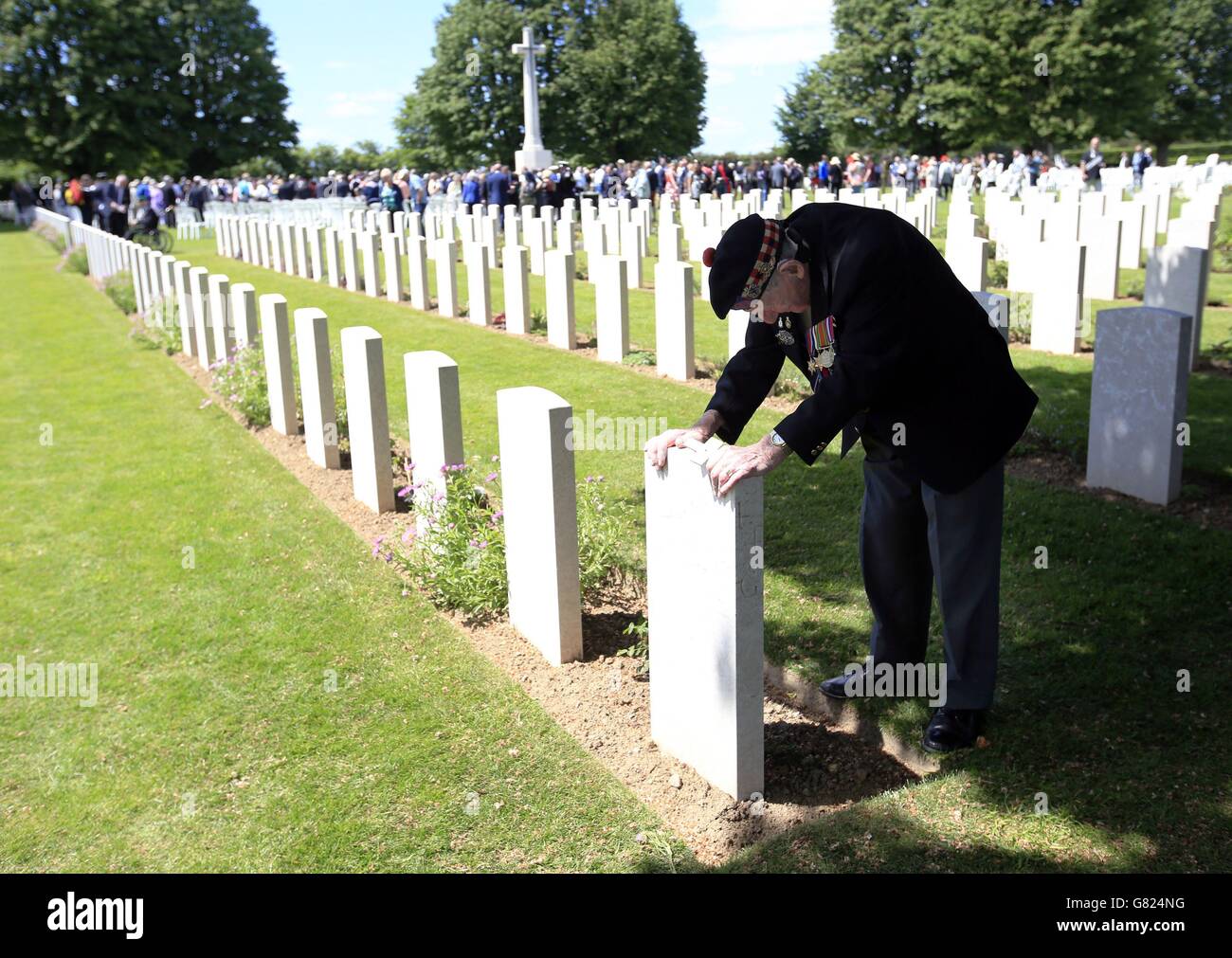 Neville à pied de Bury, dans le Lancashire, rend hommage à la tombe de ...