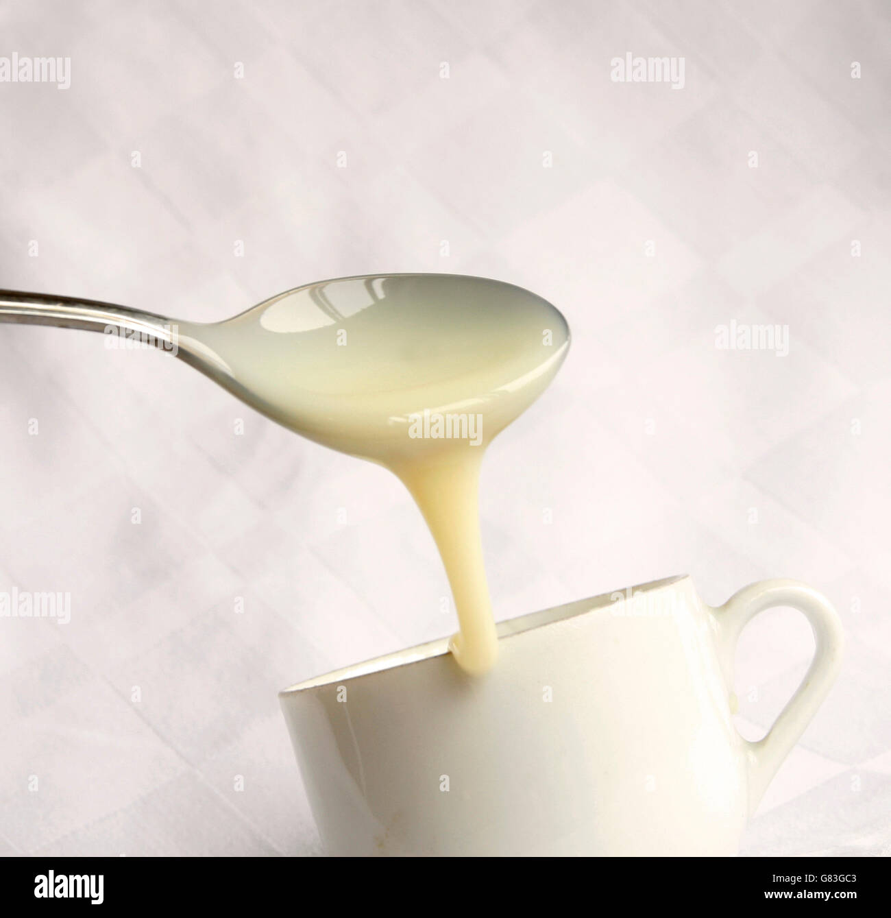 Verser le lait condensé Photo Stock - Alamy