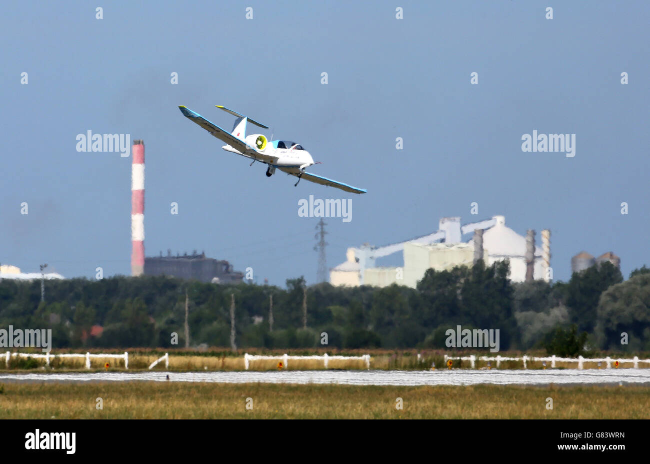 EDS NOTE: HEAT HAZE pilote Didier Esteyne atterrit l'avion électrique E ...