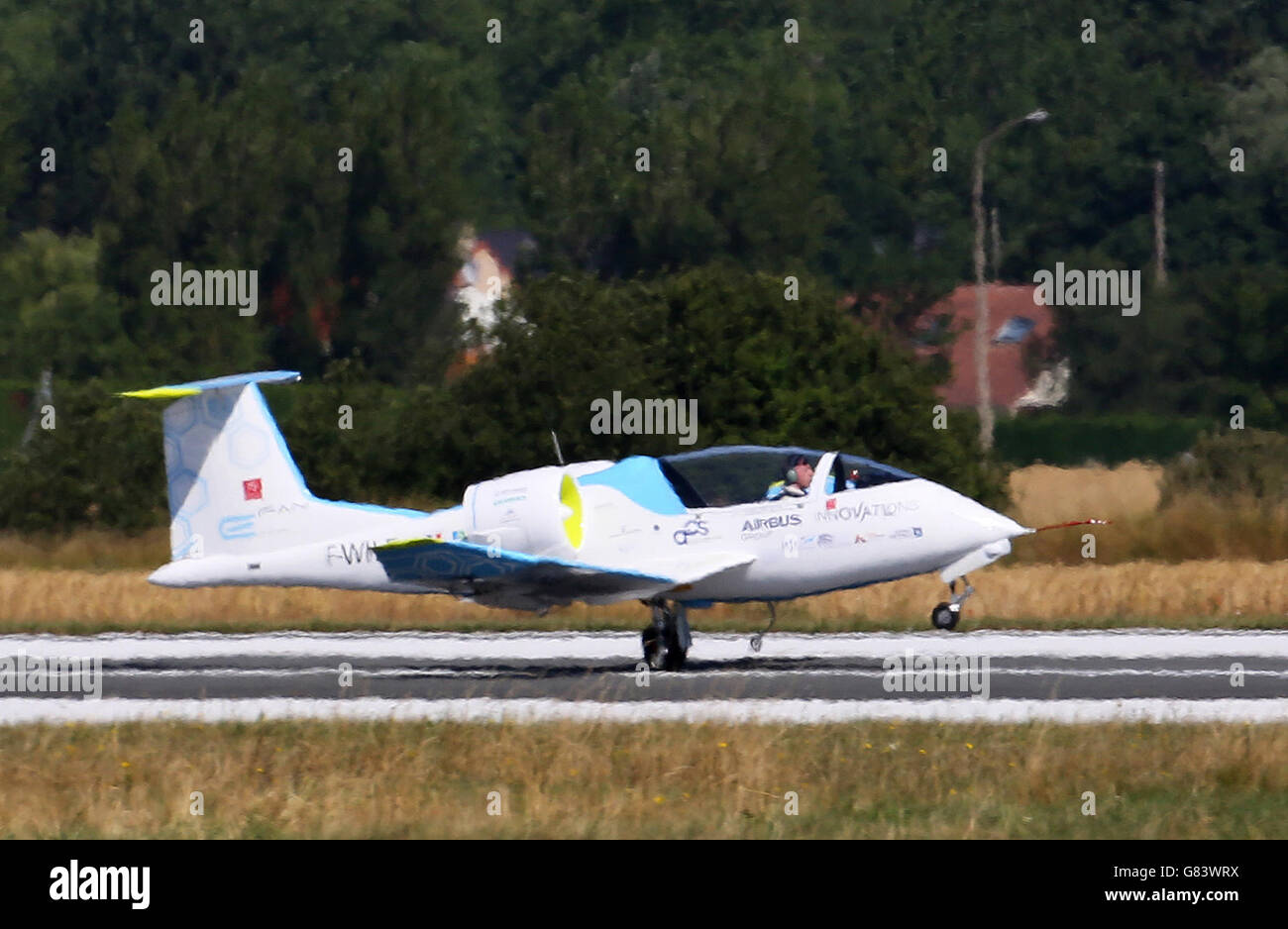 EDS NOTE: HEAT HAZE pilote Didier Esteyne atterrit l'avion électrique E ...