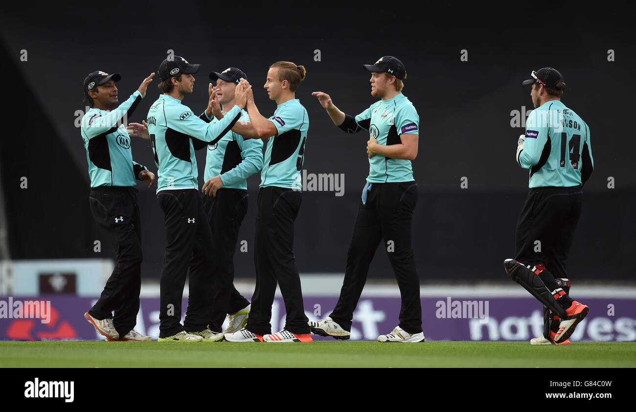 Tom Curran (au centre) de Surrey célèbre avec ses coéquipiers après ...