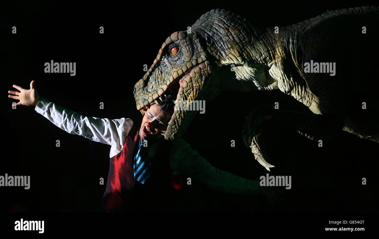 Clown David Marquez prend part à un sketch avec un dinosaure de rapeur ...