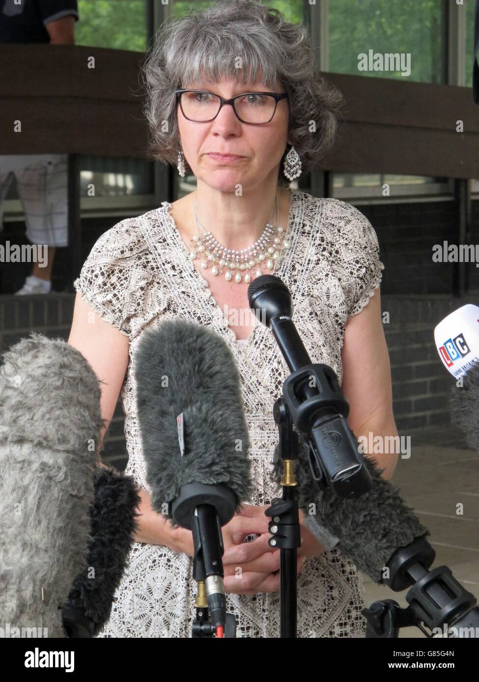 Fiona Parry lisant aujourd'hui sa déclaration devant la cour des ...