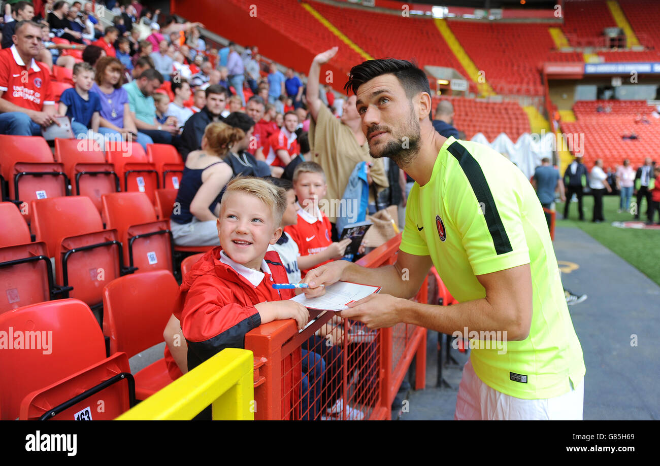 Charlton athletics johnnie jackson signe des autographes pour les fans ...