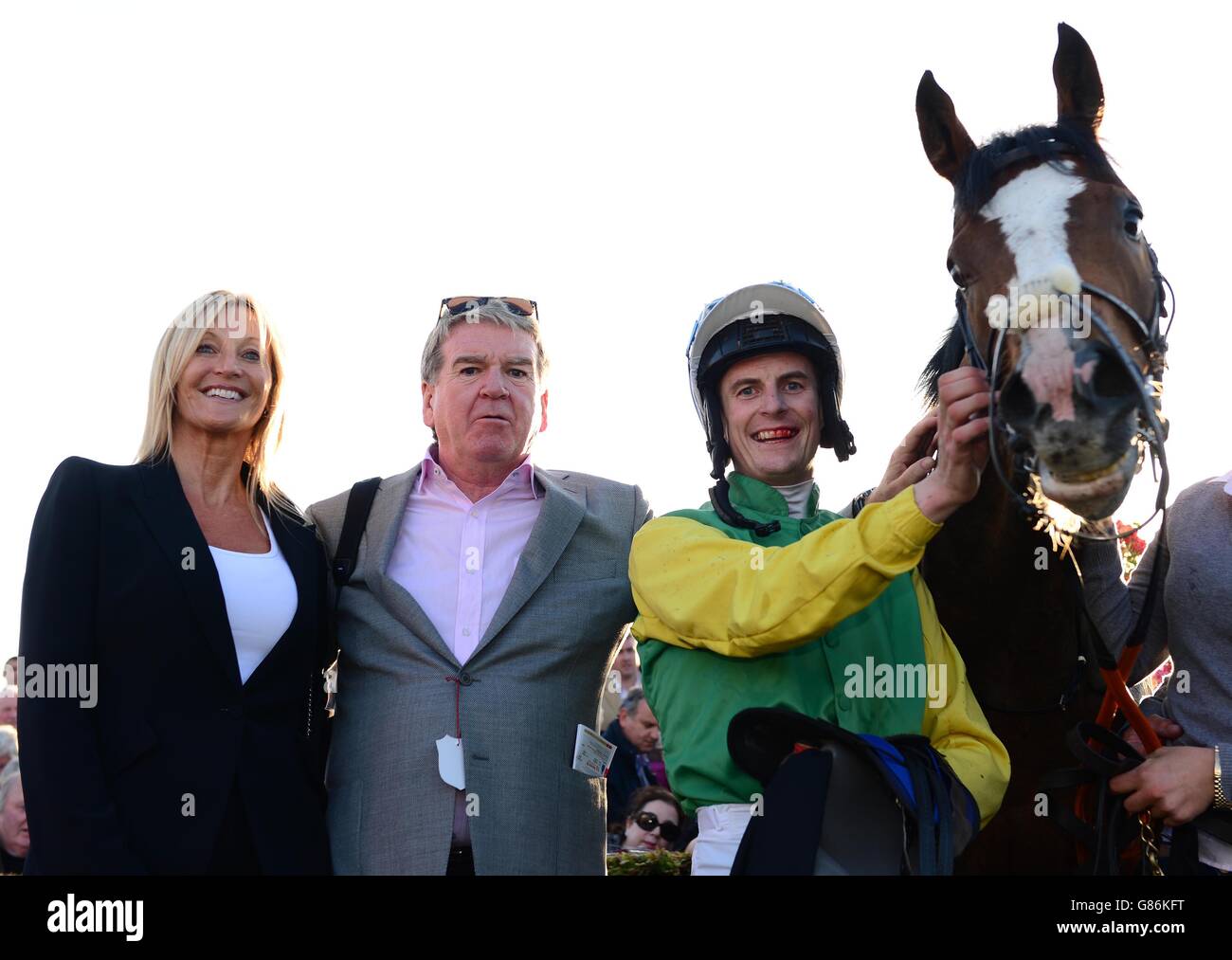 Les propriétaires John et Debbie Breslin fêtent aux côtés du jockey ...