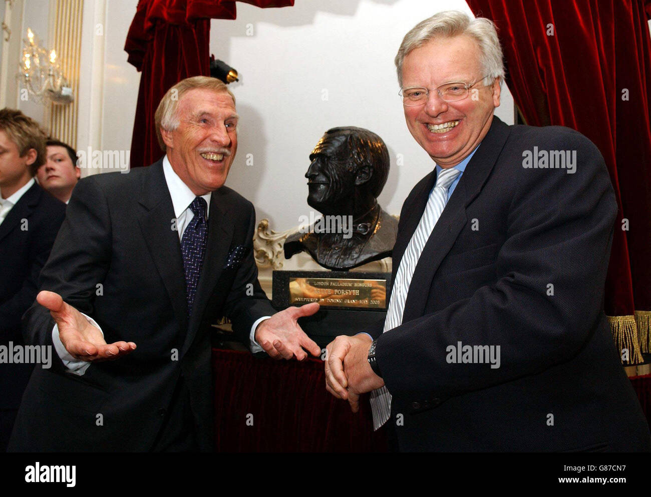 Bruce Bruce Forsyth Forsyth dévoile une buste en bronze de lui-même ...