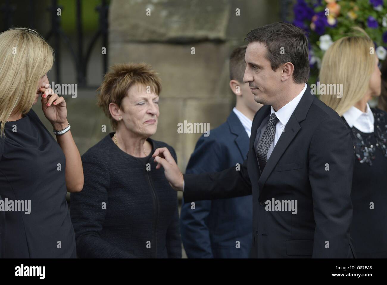 Gary Neville (à droite) avec sa sœur Tracey (à gauche) et sa mère Jill ...