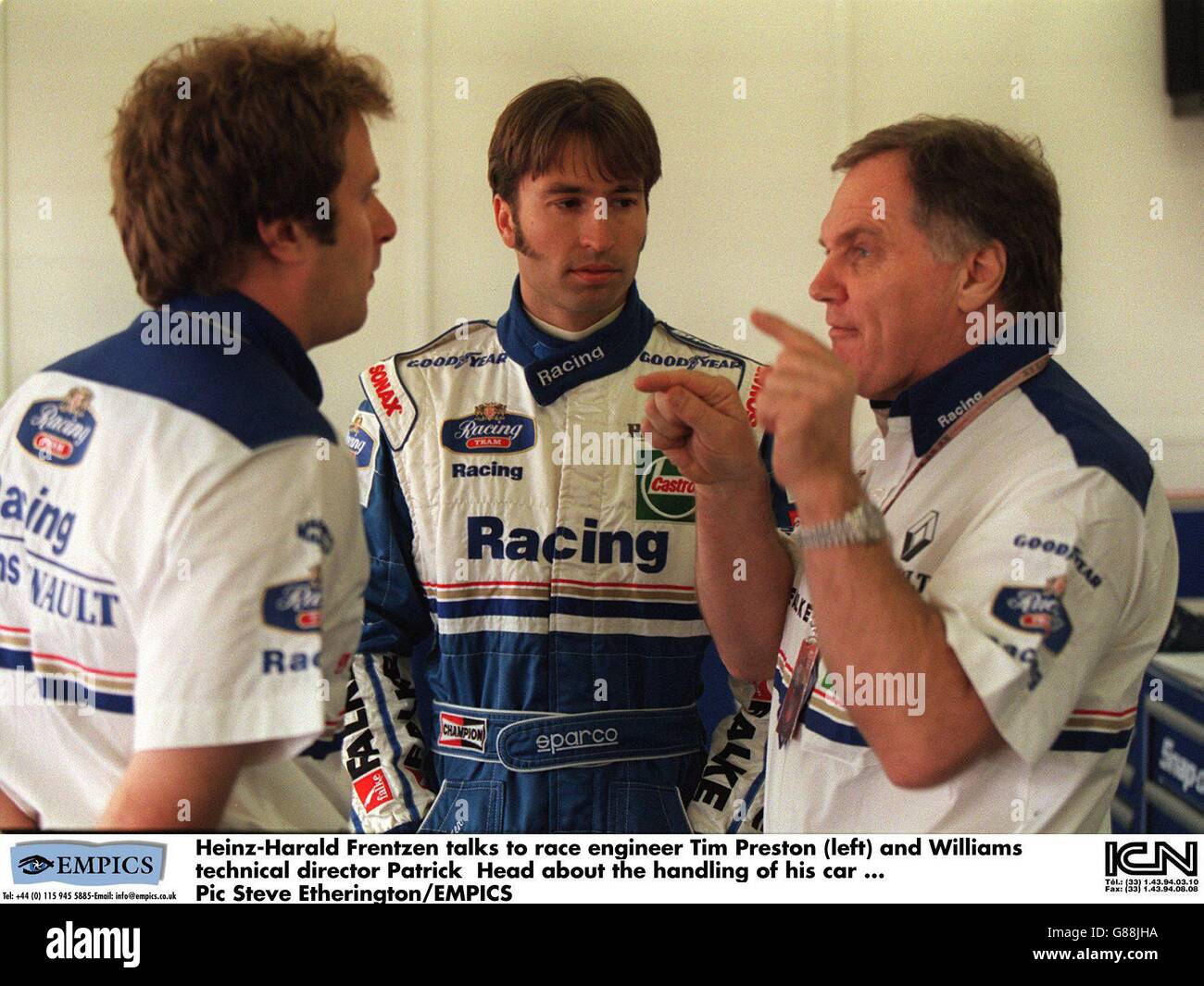 Heinz-Harald Frentzen parle à l'ingénieur de course Tim Preston (à ...