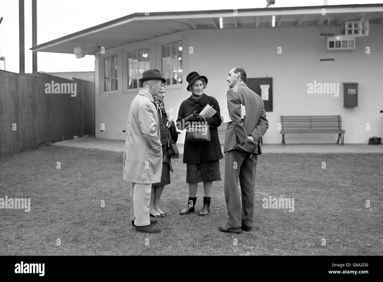 (G-D) Vincent O'Brien, son épouse Jacqueline, la comtesse de Valdene et ...