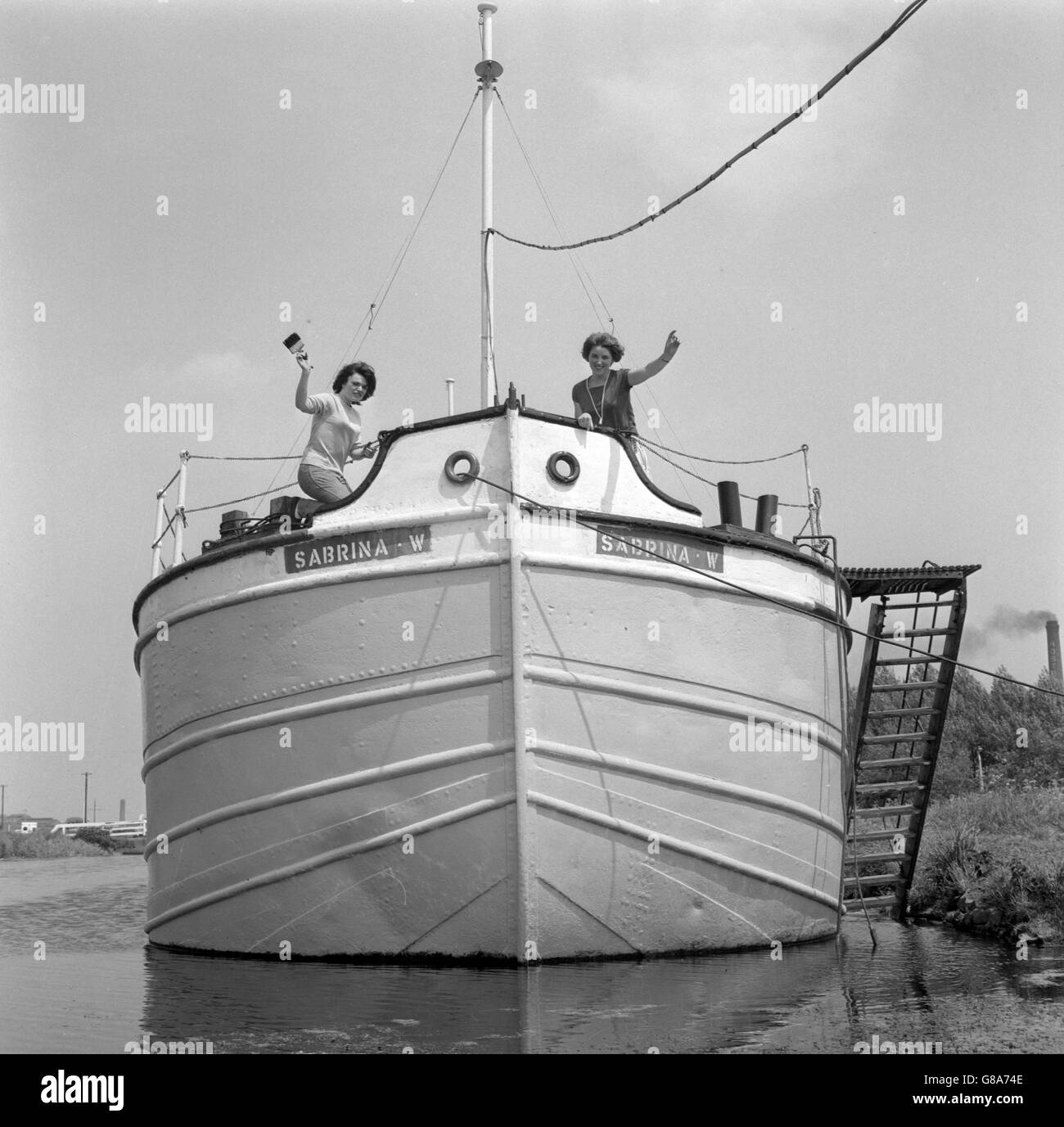 La Sabrina, une ancienne barge à grains de 70 pieds, a été lancée dans ...