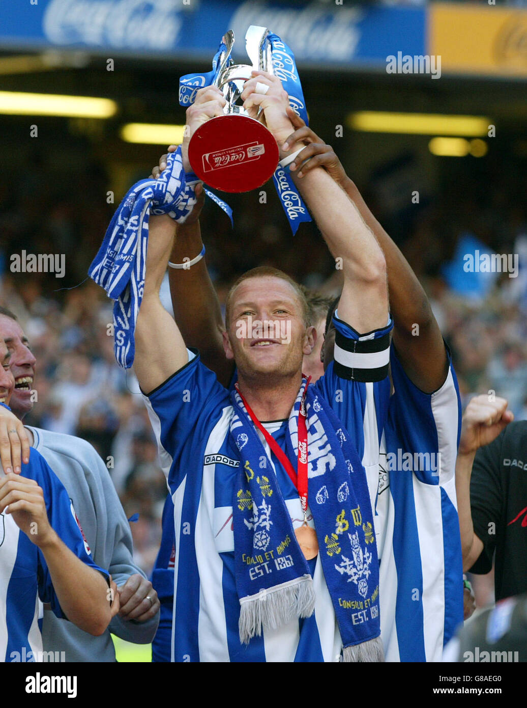 Le capitaine Lee Bullen de Sheffield Wednesday lève le trophée de jeu ...