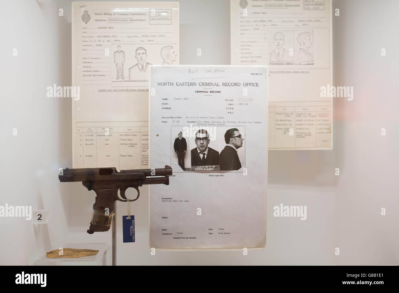 Le pistolet Mauser, utilisé par Reggie Kray pour tenter de tuer Jack 'The Hat' McVitie, qui est ...