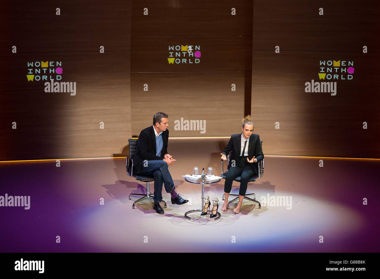 Rupert Everett interview Cara Delevingne lors de la conférence Women in ...