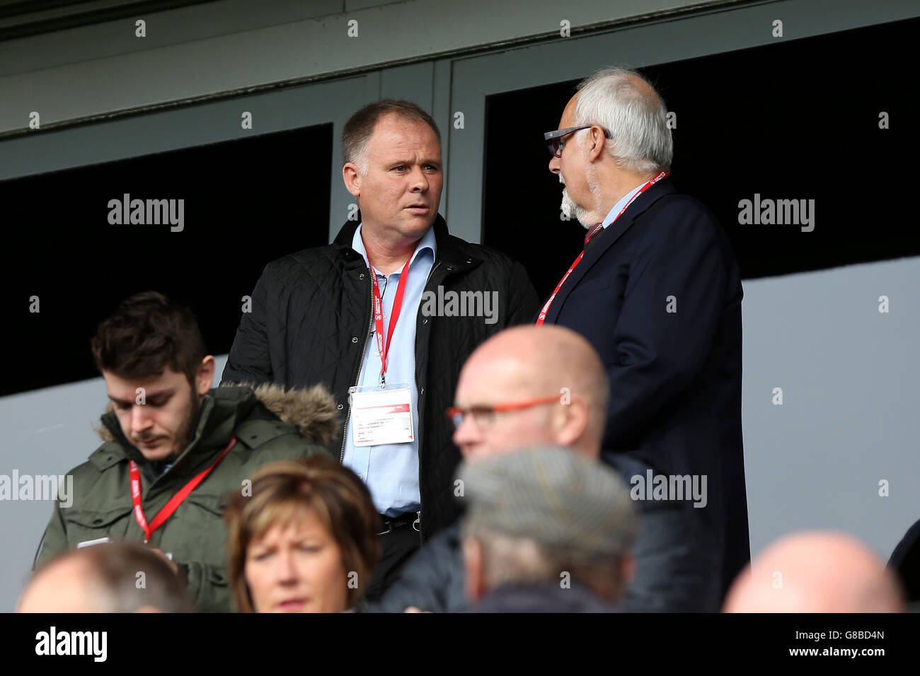 Blackpool manager neil mcdonald dans les stands Banque de photographies ...