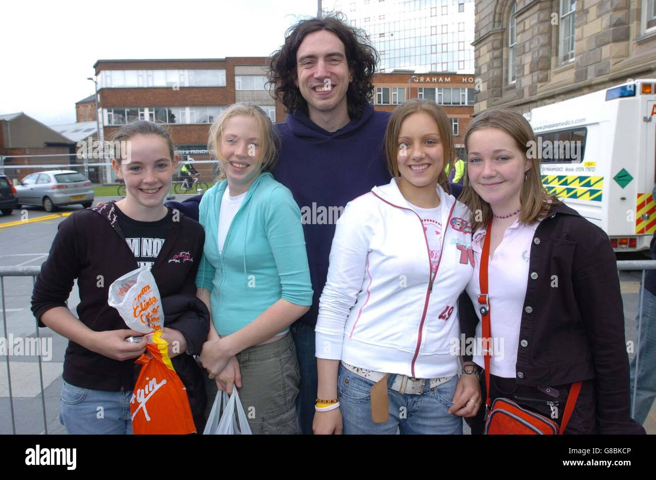 Le chanteur de la patrouille des neiges Gary Lightbody avec des fans (G ...