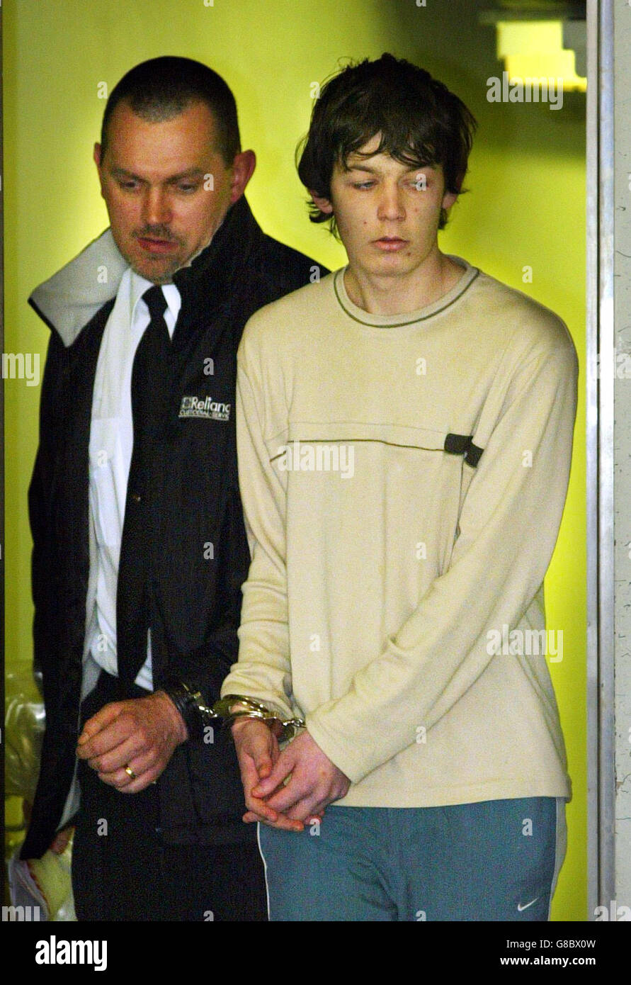 Colyn Evans, 18 ans, quitte la haute Cour d'Édimbourg après avoir été ...