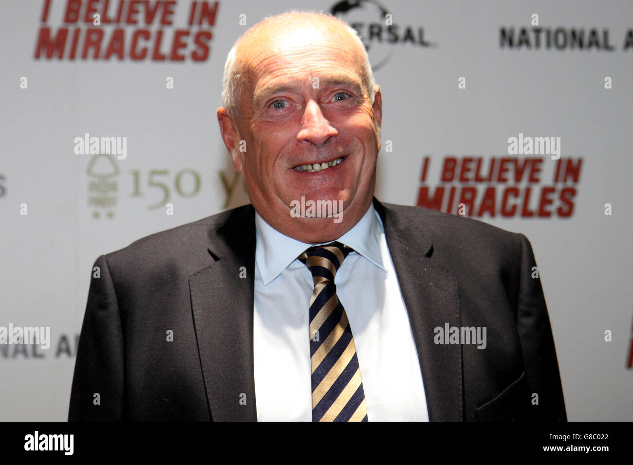 John O'Hare, ancien footballeur de la forêt de Nottingham, pose des ...