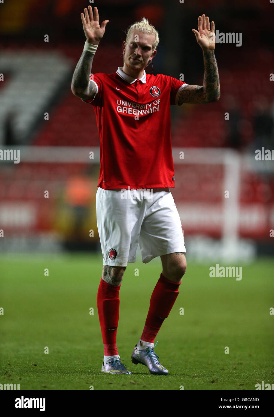 Charlton athletics simon makienok applaudit les fans à plein temps ...