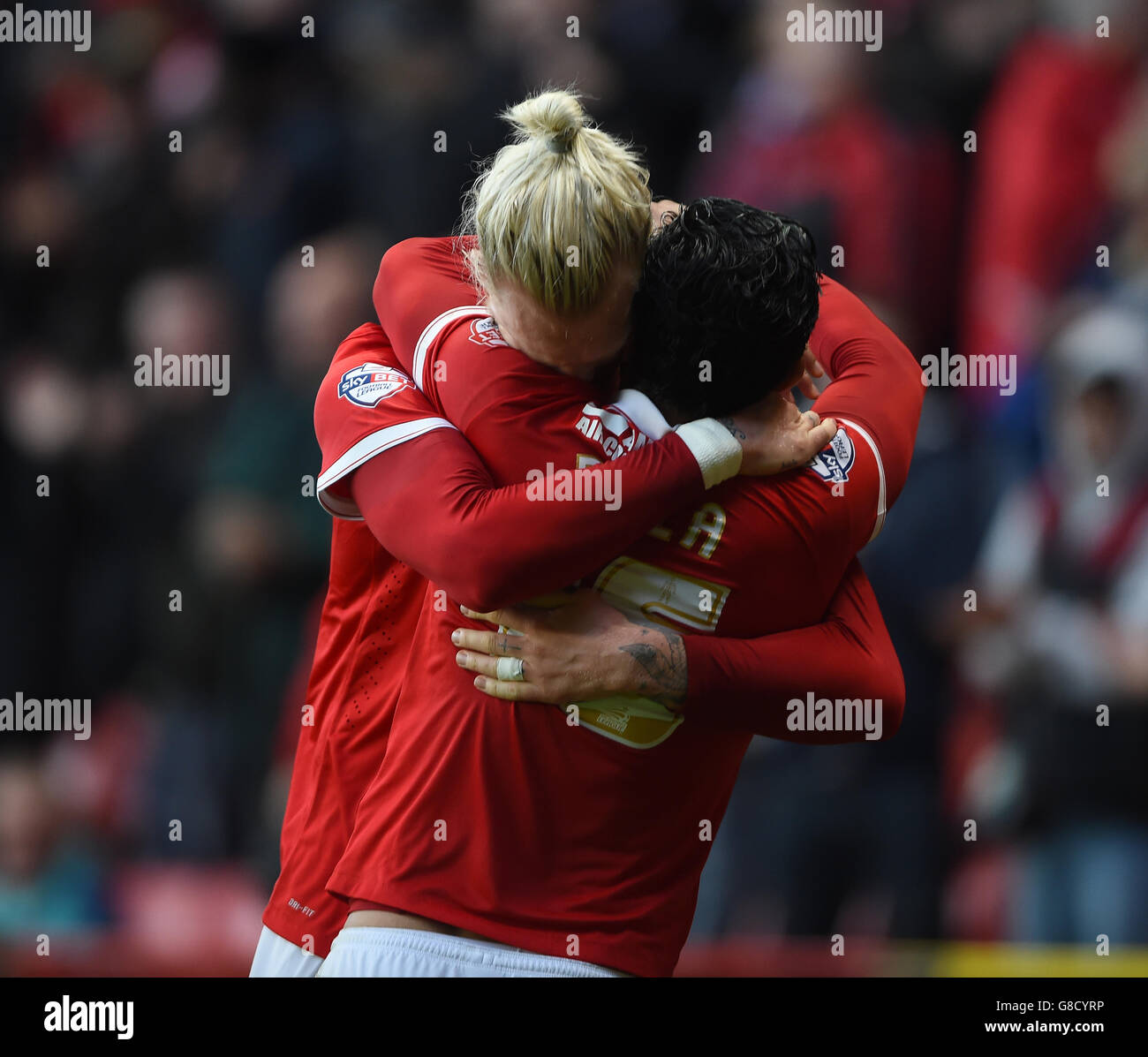 Simon Makienok, de Charlton Athletic, célèbre son deuxième but avec ...