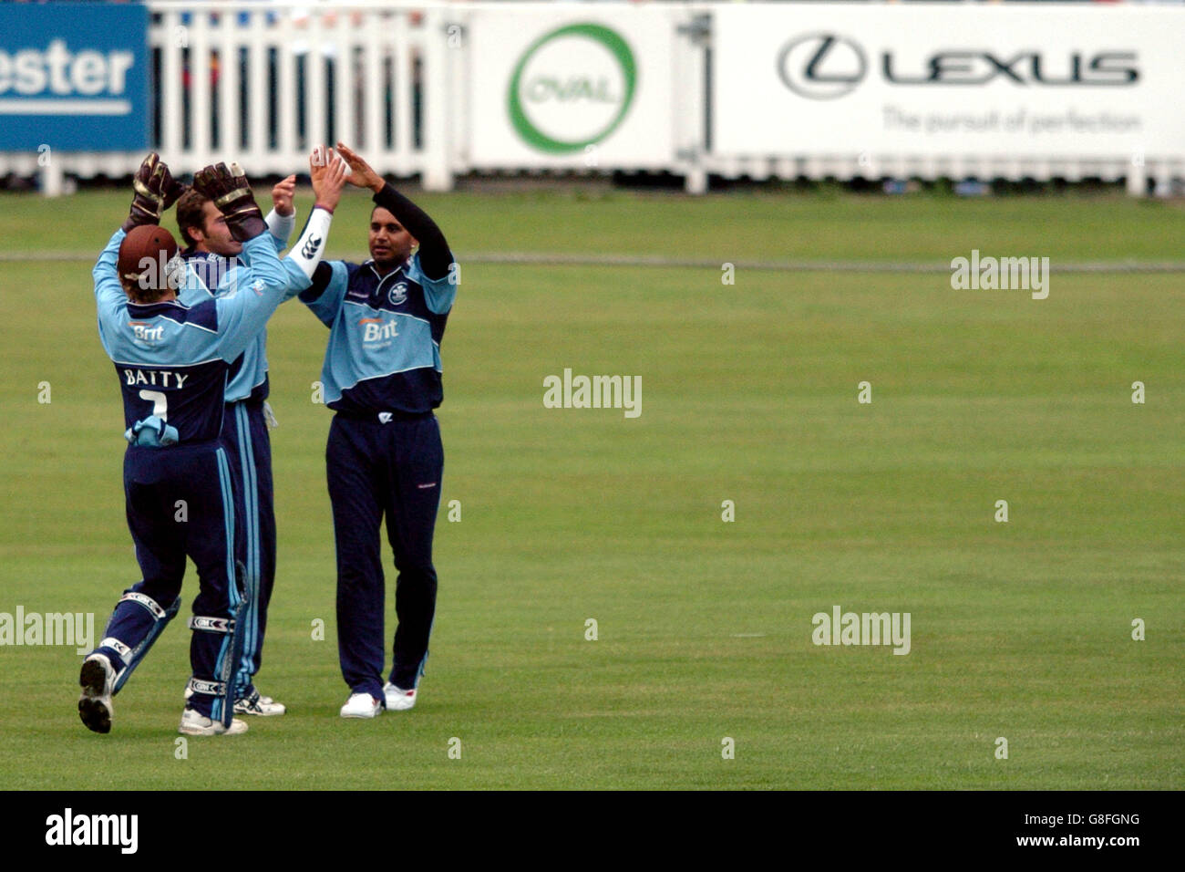 Le Nayan Doshi des Lions de Surrey célèbre avec Jonathan Batty après ...