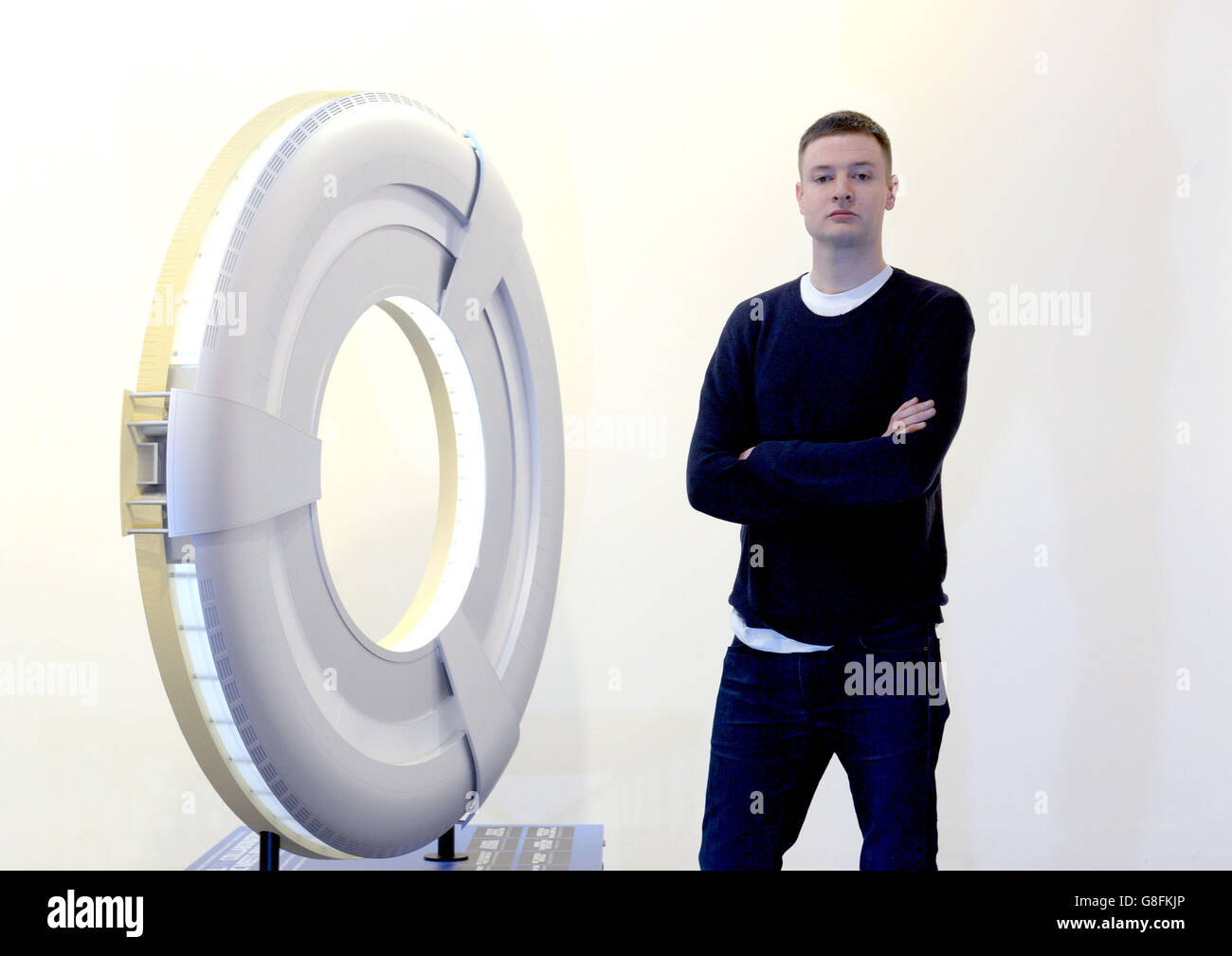 L'artiste Simon Denny est à côté de son modèle à grande échelle de GCHQ ...