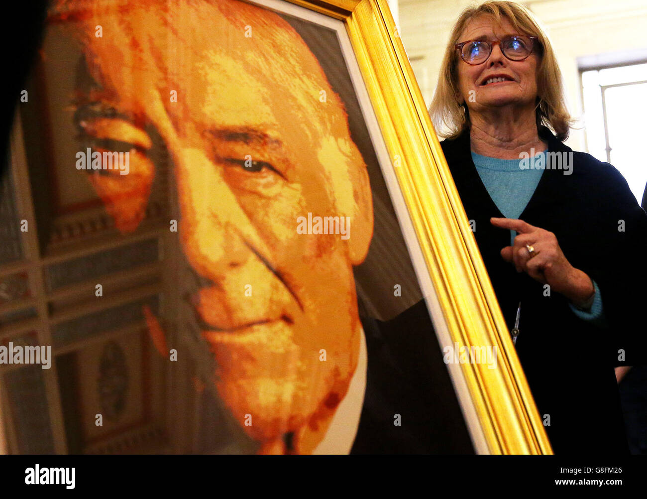 Marie Heaney avec un portrait de son mari et poète Seamus Heaney comme ...